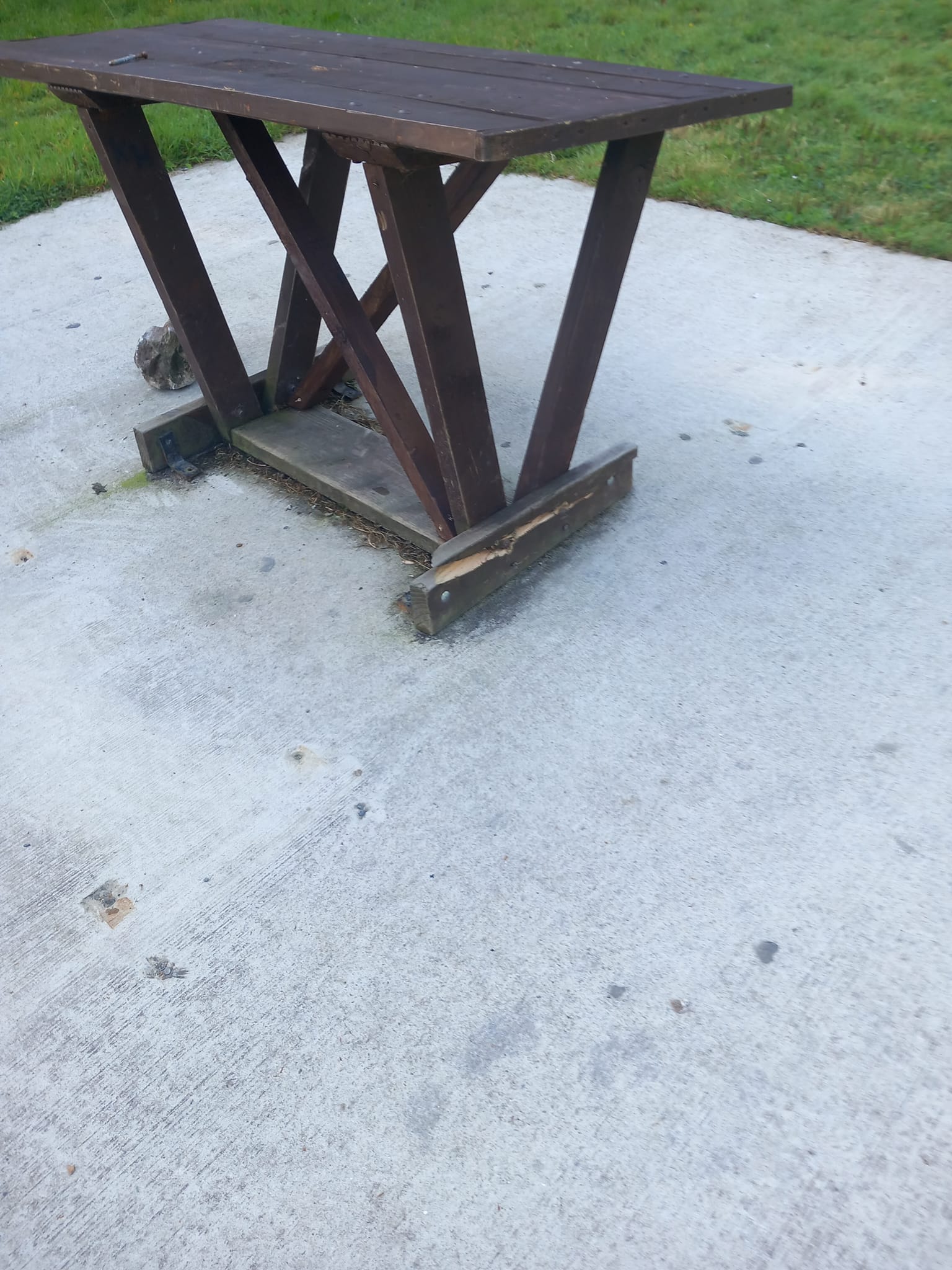 More vandalism in Redmond Park as Disabled table is smashed with a rock